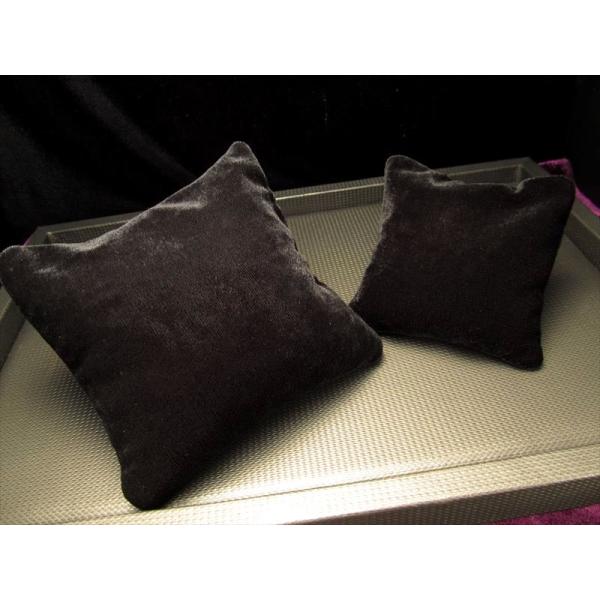 ■サイズ・重さなど：Mサイズ 約10×10cm 厚さ約3cm。※±1cmのサイズ差がある場合があります。■名称など：天然水晶さざれ入り座布団■商品説明：待望の置物用の天然水晶さざれ入り座布団が激安価格にて入荷しました！！高級感漂うベロア調の...