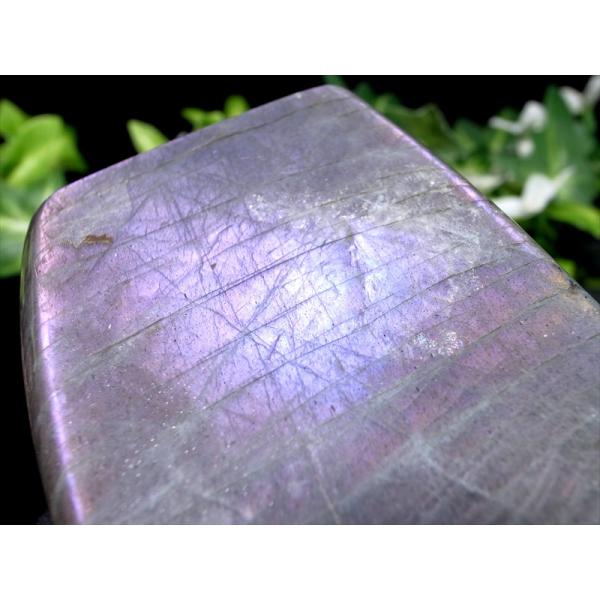 ■サイズ・重さなど：最大幅 93mm 重さ 446g■産地・原産国：マダガスカル■名称など：ラブラドライト 磨き原石■商品説明：超希少！紫色のシラーが現れるラブラドライトの磨き原石です！ラブラドライトの魅力は、見る角度によって力強く光る幻想...