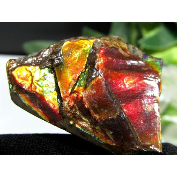 ■サイズ・重さなど：幅 28mm×22mm厚さ 7.5mm 重さ 6.0g■産地・原産国：カナダ産■グレードなど：4A■名称など：アンモライト■商品説明：大人気！アンモライト入荷しました！極上の遊色効果の現れている、アンモライトの原石です！...