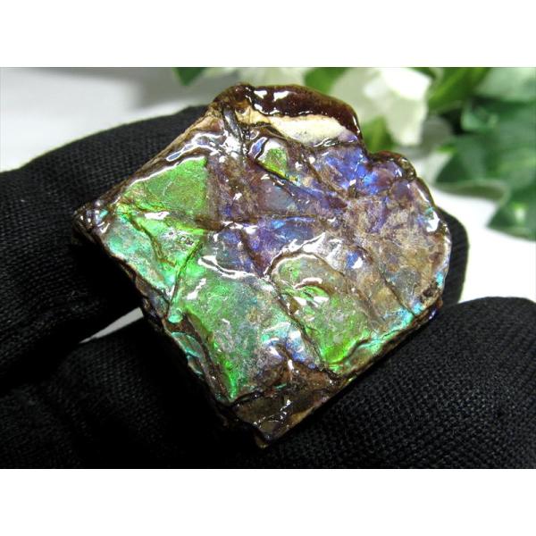 ■サイズ・重さなど：幅 27mm×26mm厚さ 7mm 重さ 9.7g■産地・原産国：カナダ産■グレードなど：4A■名称など：アンモライト■商品説明：大人気！アンモライト入荷しました！極上の遊色効果の現れている、アンモライトの原石です！そし...