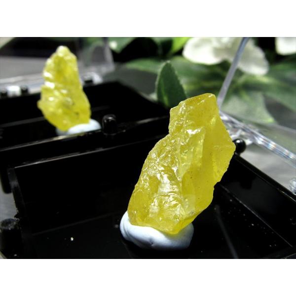 ■サイズ・重さなど：35ミリ×35ミリ×35ミリのケース入り■産地・原産国：北海道 亀田郡 七飯町 精進川鉱山 産■グレードなど：-■名称など：自然硫黄 原石■商品説明：火山国の日本では各地で硫黄を産し、かつては火薬やマッチの原料などに利用...