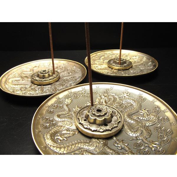 ■サイズ・重さなど：直径 約100mm 。■名称など：双龍（ツインドラゴン）福が上がるお香立て■商品説明：双龍（ツインドラゴン） 2点Set お香立て■素材・真鍮などの合金。立体的に龍神が装飾された高級感のあるお香立てが入荷しました！スティ...