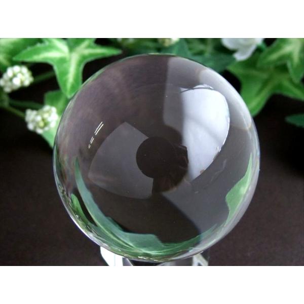■サイズ・重さなど：φ50.5mm、重さ181.0g。■産地・原産国：ブラジル■グレードなど：完全透明！最高級■名称など：無垢水晶 ■商品説明：入手困難な究極の逸品！極上水晶の丸玉が入荷しました。この透明度はまさに完璧で、曇りやクラックが一...