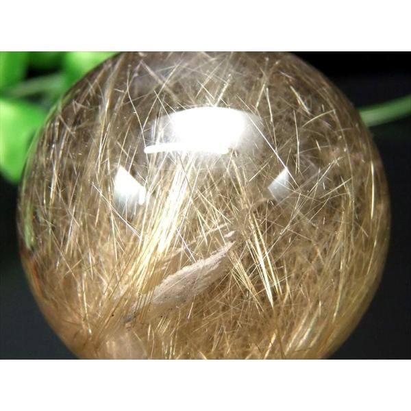 ■サイズ・重さなど：φ41.3mm、重さ99g。■産地・原産国：ブラジル産■名称など：ゴールドルチル■商品説明：透明水晶の中に縦横無尽に針が入り、バサッと束状の針も入る、迫力のゴールドルチル丸玉が入荷しました！限定入荷ですのでお早めに！ルチ...