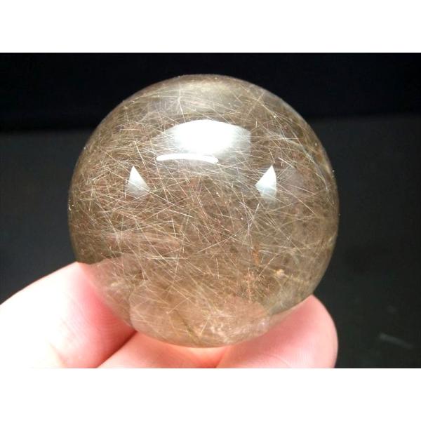 ■サイズ・重さなど：直径約38mm 重さ75g。■産地・原産国：ブラジル産■名称など：シルバールチル■商品説明：【珠玉の逸品】王道のシルバールチルクォーツ丸玉が限定入荷！澄み切った透明な水晶の中に、鋭く煌めく繊細な銀針が織り成す幻想的な金属...