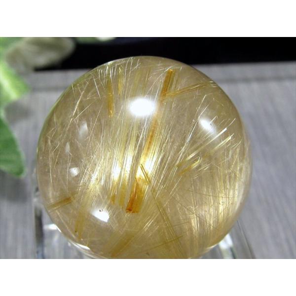 ■サイズ・重さなど：φ23mm、重さ16.3g。■産地・原産国：ブラジル産■名称など：ゴールドルチル■商品説明：透明水晶の中に縦横無尽に針が入り、バサッと束状の針も入る、迫力のゴールドルチル丸玉が入荷しました！限定入荷ですのでお早めに！ルチ...