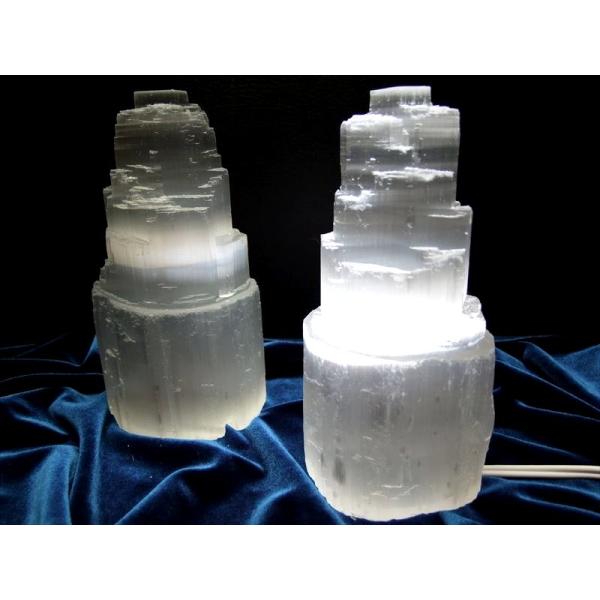 ■サイズ： セレナイト本体 直径約7cm-9cm 高さ約15cm。重さ 約0.8-1.2kg。ライトセット：（電球）LED白色 AC100V 0.6W、（コード）150cm ON/OFFスイッチ付き コンセントタイプ。■商品説明：【モダンで...
