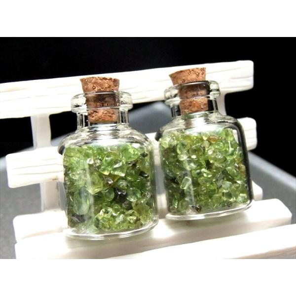 ■サイズ・重さなど：瓶サイズ 縦30-35mm 幅22mm、重さ 平均18g。■商品説明：【かわいいミニボトル入り天然石！】8月の誕生石！獅子座の象徴でもある人気ペリドットのさざれ石がかわいい瓶に入っています！約2から5mmくらいのさざれ石...