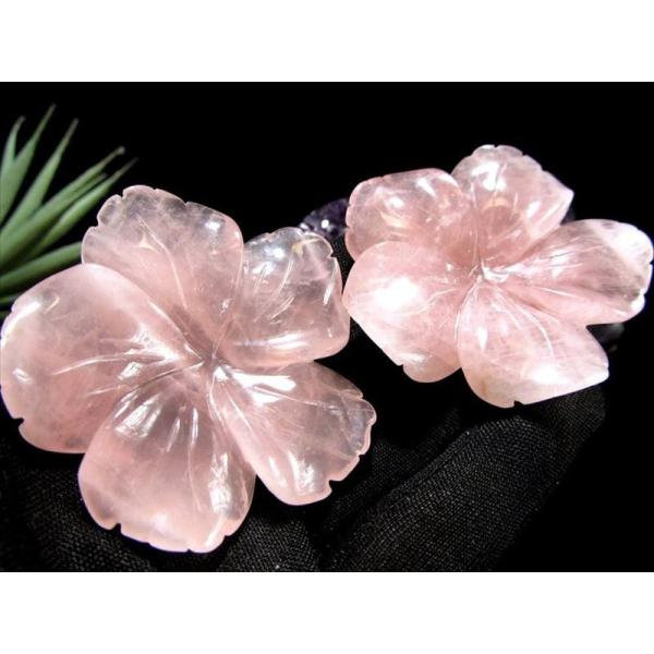 ■サイズ・重さなど：最大幅 約5-5.5cm 厚み 約9mm 1個売り重さ 約30g-45g■産地・原産国：ブラジル産■名称など：ローズクォーツ■商品説明：可愛らしい桜花モチーフの置物が入荷いたしました！桜の花は、古来から愛され続けてきた、...