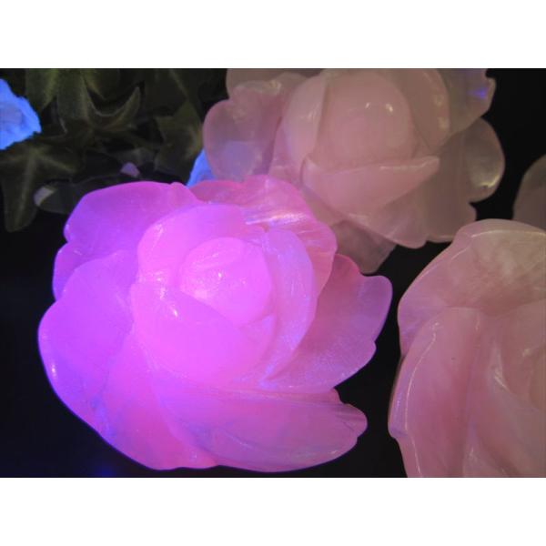 ■サイズ・重さなど：180-200gの1個売り。目安 153gで高さ約30mm、幅 約72mm。193gで高さ37mm、幅 約75mm■名称など：ピンクカルサイト■商品説明：優しいミルキーピンクが美しいピンクカルサイトの薔薇彫刻です。ミルキ...