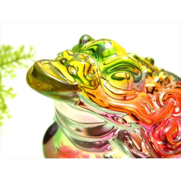 ■サイズ：幅 約60ミリ×55ミリ 高さ 約45ミリ、重さ 約135グラム前後の1個売り。■商品説明：銭蛙【ゼニカエル】 人気の置物シリーズにアクリル製の三本脚のカエルの登場です！財を集めてくれると云われる、三本脚のカエル【銭蛙】の置物が入...