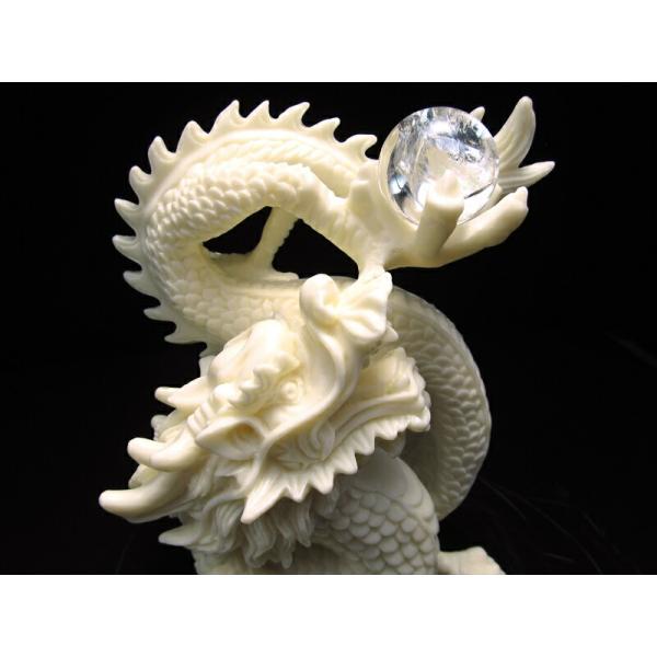 ■サイズ・重さなど：95mm×110mm、高さ135mm 、1個売り水晶丸玉 26-30mmが付属しています推奨丸玉サイズ:20mm-30mm■名称など：龍神■商品説明：象牙風カラーの龍神置物。大人気！天然水晶のドラゴンボール【龍玉】付きで...