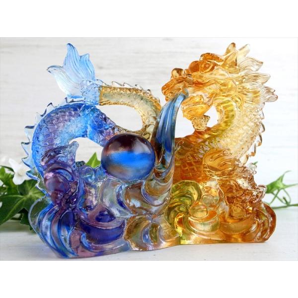 ■サイズ・重さなど：幅140mm×52mm×高さ108mm重さ 733g■名称など：玉持ち龍神 レインボーカラーの龍置物■商品説明：縁起物のドラゴンボールモチーフ置物が入荷しました！黄色や青色などのポップな色にカラーリングされたガラス製の置...