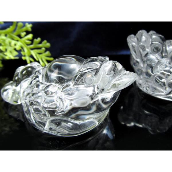 ■サイズ：幅 約45mm-55mm、重さ 約30g-40gの1個売り。■商品説明：極上彫刻置物 ミニ銭蛙【三本脚のカエル】財を集めてくれると云われる置物が入荷いたしました！！水晶の原石を、三本脚のカエル【銭蛙】と呼ばれる中国神話の神獣の形に...
