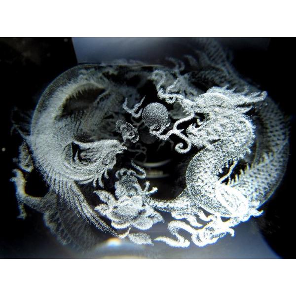 ■サイズ：直径約80mm、専用台座付き。■商品説明：【ガラス製の置物・雑貨・ディスプレイ入荷です 】鳳凰と神龍 クリスタルガラス製 丸玉造形も綺麗で置物としてもおススメのガラス雑貨です！こちらはクリスタルガラス製の丸玉内にレーザー彫刻にて細...