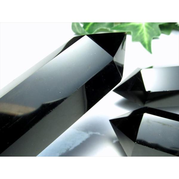 ■サイズ・重さなど：重さ 約70g-85gの1個売り。目安:83gで高さ86mm、92gで高さ92mm。■産地・原産国：メキシコ産■グレードなど：-■名称など：-■商品説明：魔除け・厄除けの石として有名なオブシディアンの六角柱ポイント置物が...