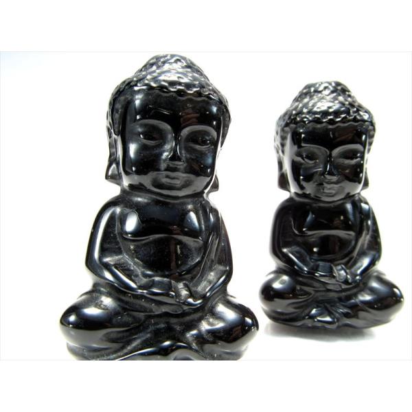 ■サイズ：高さ50mm前後 重さ30g-35g前後■産地・原産国：-■グレードなど：-■名称など：オブシディアン■商品説明：阿弥陀如来 大仏 天然石彫刻（ざぞう）仏様 置物【仏像の姿勢】座っている像は人々を救う方法を考えておられる姿とされて...