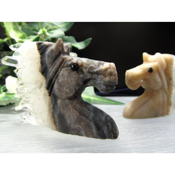 ■サイズ・重さなど：幅約49mm-70mm前後重さ約25g-55g前後■産地・原産国：■名称など：メノウ(瑪瑙) ■商品説明：2026年の干支である馬（午）をモチーフにした、瑪瑙の彫刻置物が入荷しました！！【馬】馬は、その力強く駆ける姿から...
