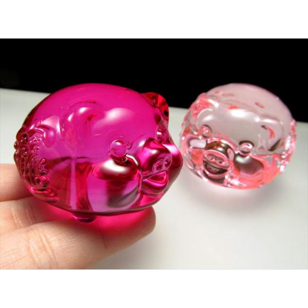 ■サイズ・重さなど：幅 50×45mm前後、高さ 35mm前後、重さ約100g。■産地・原産国：-■グレードなど：-■名称など：-■商品説明：縁起物 ぶたの置物人気の置物シリーズに可愛らしいアクリル製のブタさんが登場です！ご要望にお応えして...