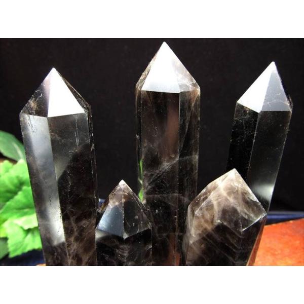 最強の魔除け・厄除け 大人気浄化アイテム AAAAモリオン■サイズ・重さなど：80g-90gの1個売り。目安:41gで64mm、95gで102mm。■産地・原産国：チベット産■グレードなど：4A■名称など：黒水晶 モリオン■商品説明：大人気...