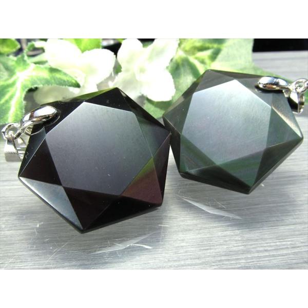 ■サイズ・重さなど：縦 30mm-35mm前後 重さ 10g-13g前後■産地・原産国：メキシコ産■グレードなど：4A■名称など：オブシディアンペンダントトップ■商品説明：つやつやの黒曜石にレインボーシラーの入る六芒星型ペンダントトップが入...