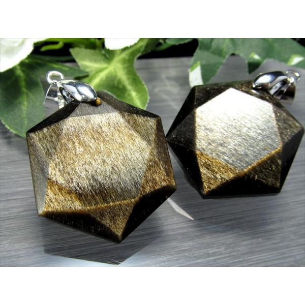 ■サイズ・重さなど：縦 30mm-35mm前後、重さ 10g-15g前後■産地・原産国：メキシコ産■グレードなど：4A■名称など：ゴールデンシャインオブシディアン■商品説明：ゴールドのシラーが輝くオブシディアンを使用した、六芒星型ペンダント...