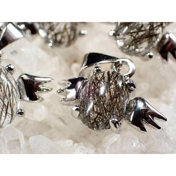 ■サイズ・重さなど：石サイズ縦約8.5mm。■産地・原産国：ブラジル産■名称など：黒針入り水晶■商品説明：超人気、かわいい天使型のエンジェルペンダントトップです。天然石アクセサリー・ジュエリー界でも大変人気で知名度の高い黒針水晶。マイナスエ...