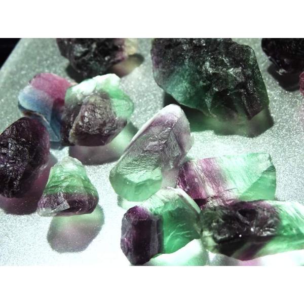 ■サイズ・重さなど：約 200g入り(目安の個数 19~29個 / 石にサイズにより)、小サイズ 【約15mm-35mm】。■産地・原産国：中国 浙江省産■グレードなど：高品質■名称など：フローライト【蛍石】■商品説明：ラフカットタンブルS...