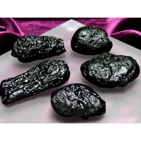 ■サイズ・重さなど：1袋約100g、幅約20mm-45mm（約3個から6個入り）。■産地・原産国：ベトナム産■名称など：テクタイト■商品説明：テクタイト原石 セット激レアなベトナム産のテクタイト原石さざれが入荷致しました！※今回入荷の画像は...