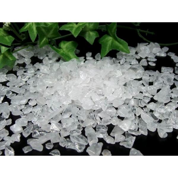 ■サイズ・重さなど：200g入り、粒の大きさの平均約4mm-13mm■産地・原産国：ブラジル産■名称など：水晶■商品説明：純粋無垢なホワイトカラーが特徴で、空間や心を清める象徴とされる白水晶。その清らかな輝きは、置くだけで場を浄化し、インテ...