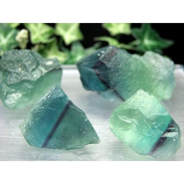 ■サイズ・重さなど：約200g (目安の数:8-11個入り サイズの平均:約15mm-40mm。)■産地・原産国：【中国 浙江省産】■グレードなど：-■名称など：グリーン&amp;パープル フローライト■商品説明：大人気の氷のようなフローラ...