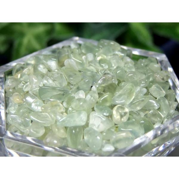 ■サイズ・重さなど：約 200g、 粒の大きさ 約3mm-8mm。■産地・原産国：オーストラリア産■グレードなど：-■名称など：プレナイト（葡萄石）■商品説明：限定入荷！天然石ブレスを作る際に出る原石のかけらを利用して作られた貴重なさざれ石...