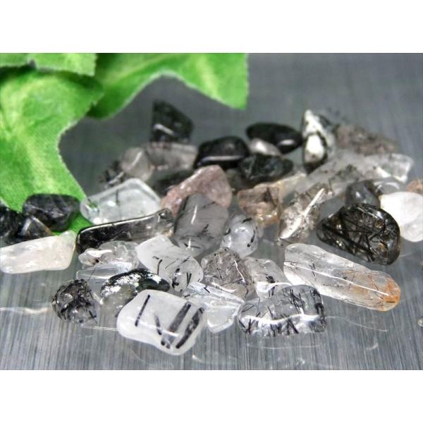 ■サイズ・重さなど：約 200g、【平均約4mm-12mm】。■産地・原産国：ブラジル産■名称など：ブラックルチルクォーツ■商品説明：やや小粒のブラックルチルクォーツ 黒針入り水晶さざれの入荷。明日の勝負に向けて、このさざれで勝負運をチャー...