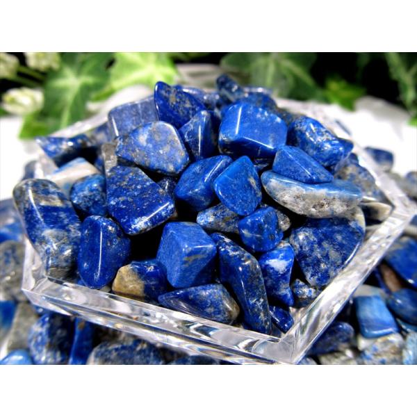 ■サイズ・重さなど：約200gパック 粒の平均約7mm-25mm■産地・原産国：アフガニスタン産■名称など：ラピスラズリ（青金石）■商品説明：限定入荷！お買い得価格の大粒ラピスラズリさざれが入荷致しました！パイライトが入った粒、明るい瑠璃色...