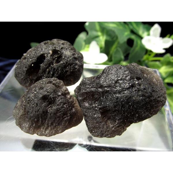 ■サイズ・重さなど：約100gパック、約9-12個入り、サイズの平均約20mm-45mm前後■産地・原産国：-■名称など：テクタイト■商品説明：激レアなテクタイト原石の100gセットが入荷致しました！※最後の2枚、木の台座に乗せられた量が実...