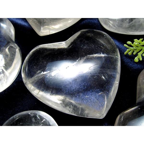■サイズ・重さなど：重さ20g-30gの1個売り。目安:68gで幅53mm、110gで幅62mm。■産地・原産国：ブラジル産■商品説明：すべての浄化と純粋さの象徴大人気のハート型タンブルが入荷致しました！中には虹入り・ライモナイト入り・ほん...