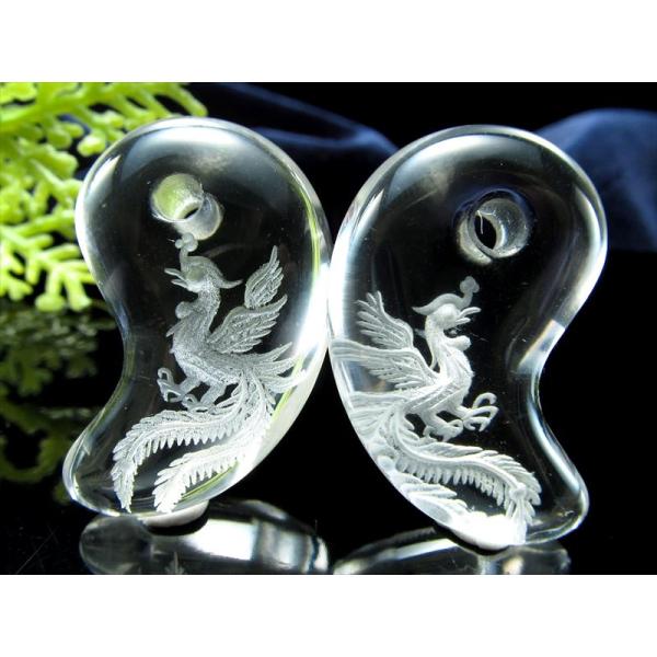 ■サイズ・重さなど：縦約30mm×横約19mm。重さ 約8g-10g。■名称など：水晶勾玉(まがたま)■商品説明：羽を広げた鳳凰の姿が優美で、細かな部分までしっかりと彫りこまれた勾玉です！穴の大きさは大きいので麻紐もはいります！【鳳凰】鳳凰...
