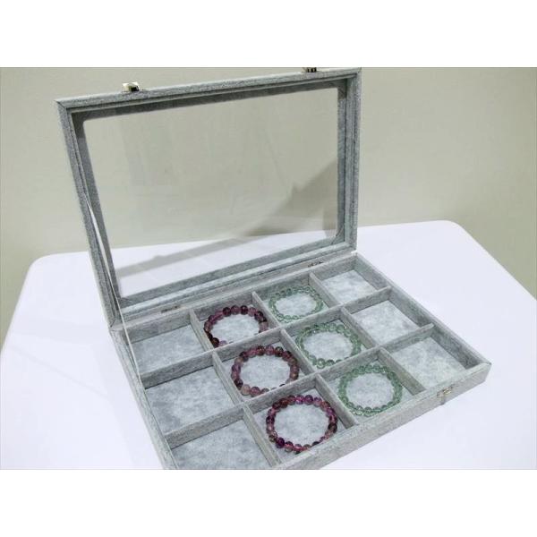 ■サイズ・重さなど：横35cm 縦24cm 厚さ5.0cm、12枠しきり(大)。■商品説明：【天然石ブレスを守るトレイ、12枠しきり(大)】大切な天然石ブレスレットをホコリから守り美しく保管して、透明アクリルの蓋なので美しく見せる為の販売用...
