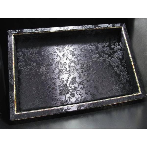 ■サイズ・重さなど：横30cm×縦20cm■名称など：天然石販売用トレイ■商品説明：天然石を美しく見せるためのトレイです！高級感のある龍神の刺繍が施されています。お店の陳列や天然石コレクションに是非！