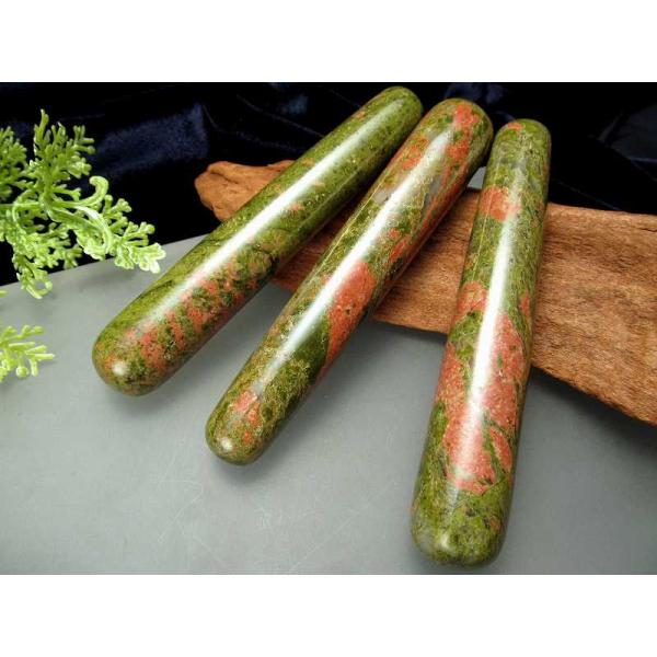 ■サイズ：長さ約109mm前後、太さ約15-20mm■名称など：ユナカイト■商品説明：ユナカイト(ユナカ石) マッサージ棒【天然石のマッサージ棒】マッサージのプロの方も愛用者の多い天然石でできたマッサージ棒です！背中や顔、首の後ろなどなど、...