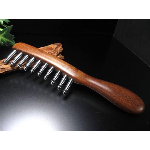 心地よい刺激 セルフケアアイテム■サイズ・重さなど：全長約20cm テラヘルツ長さ約2-2.5cm重さ 約60g■名称など：テラヘルツ鉱石■商品説明：美しいメタリックな輝きを放つテラヘルツ素材を使用した、スタイリッシュなマッサージブラシです...
