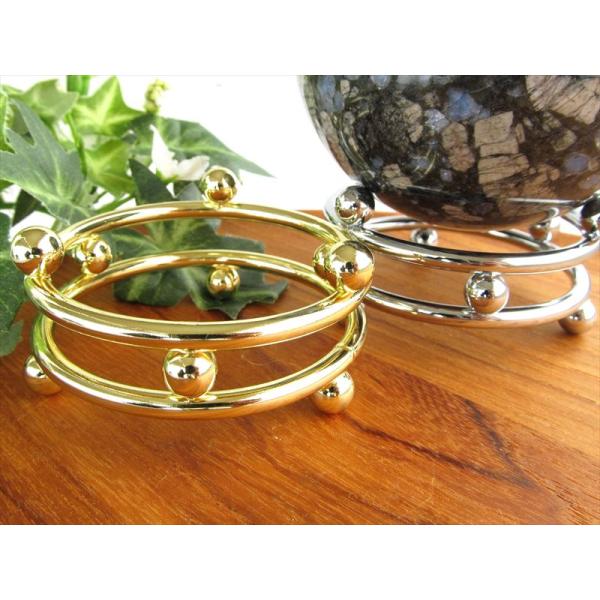 ■サイズ・重さなど：最大幅約60mm×高さ約30mm中央穴の外径サイズ約52mm■商品説明：大人気の天然石丸玉用のデザイン金属台座が入荷！丸玉はインテリアとして、また風水やパワーストーンの分野でも人気ですが台座無しでは安定せず置き場所に困る...