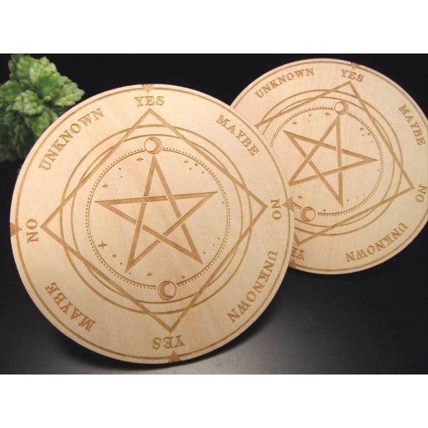 ■サイズ・重さなど：直径約10cm■名称など：-■商品説明：お洒落でかわいい木製ウッドコースターを激安入荷しました！お客様の「あったらいいな」のご要望から入荷した商品の一つです。北欧風デザインでお洒落なコースターになります。木製ならではの温...