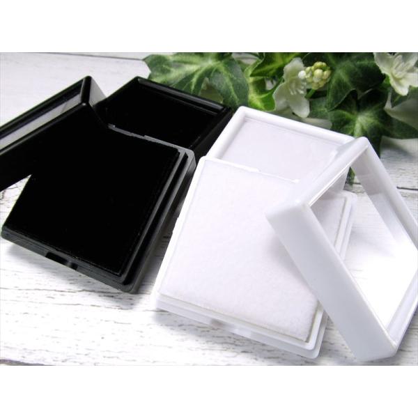 ■サイズ・重さなど：縦横約41mm×厚さ約17mm■商品説明：大切なルースや小さい原石などを綺麗に収納できるクッション付きルースケースです！お店の陳列や天然石コレクションにお使い下さい！