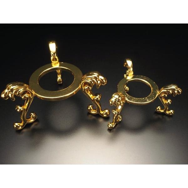 Sサイズ 円部分直径約30mm×高さ約31mmゴールド大人気の天然石丸玉用のお洒落なヨーロピアン風台座が入荷いたしました！！丸玉はインテリアとして、また風水やパワーストーンの分野でも人気ですが台座無しでは安定せず置き場所に困るため、台座は必...