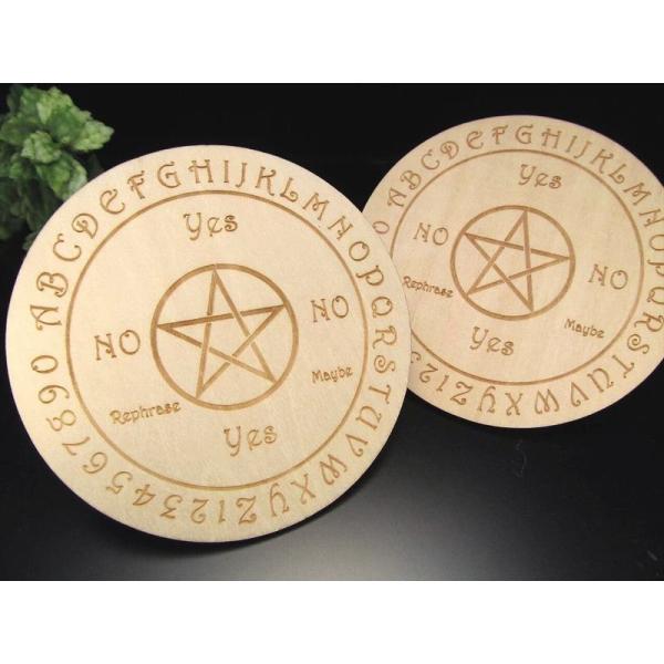 ■サイズ：直径約10cm■商品説明：お洒落でかわいい木製ウッドコースターを激安入荷しました！お客様の「あったらいいな」のご要望から入荷した商品の一つです。北欧風デザインでお洒落なコースターになります。木製ならではの温もりを感じさせる材質は、...