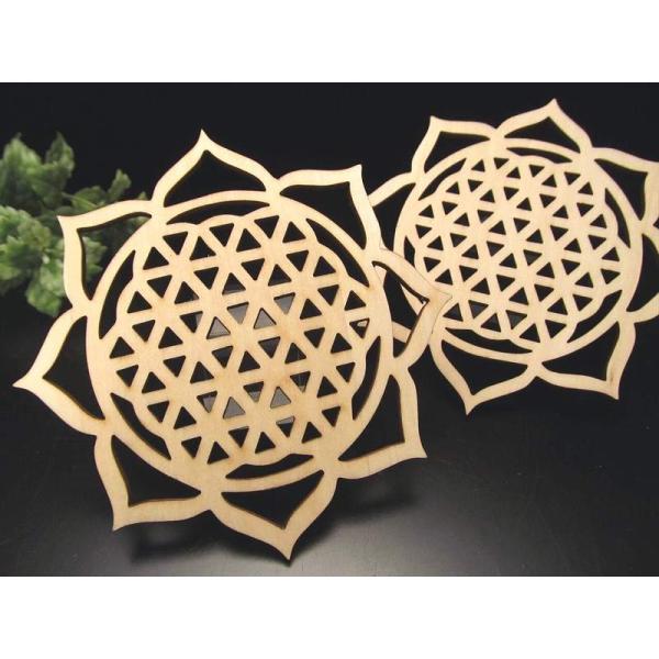 ■サイズ：直径約10cm■商品説明：お洒落でかわいい木製ウッドコースターを激安入荷しました！お客様の「あったらいいな」のご要望から入荷した商品の一つです。北欧風デザインでお洒落なコースターになります。木製ならではの温もりを感じさせる材質は、...