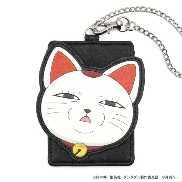 TVアニメ『ダンダダン』と「ムー」待望のスペシャルコラボ！POP UP SHOP「ミステリーツアー」のオリジナル商品。普段使いしやすい、ターボババア(招き猫)のダイカットパスケース。裏面には、ムーロゴの中にダンダダンロゴがマルチパターンでデ...