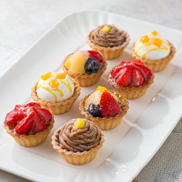 手のひらサイズのタルトに甘さ控えめのクリームやムース、色とりどりのフルーツを飾った銀座千疋屋オリジナルのフルーツタルト詰合せです。冷蔵庫で解凍してお召し上がりください。下記商品がセットになっています。■フリュイ■マンゴー■苺■モンブラン冷凍...