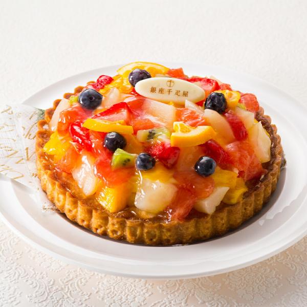 サクッとしたタルト生地と、アーモンドプードルで焼き上げた生地に、カスタード風味クリームと、色とりどりのフルーツをトッピングした、銀座千疋屋オリジナルのフルーツタルトです。冷凍商品の為、包装を承ることが出来ません。また、のしは、「短冊のし」で...